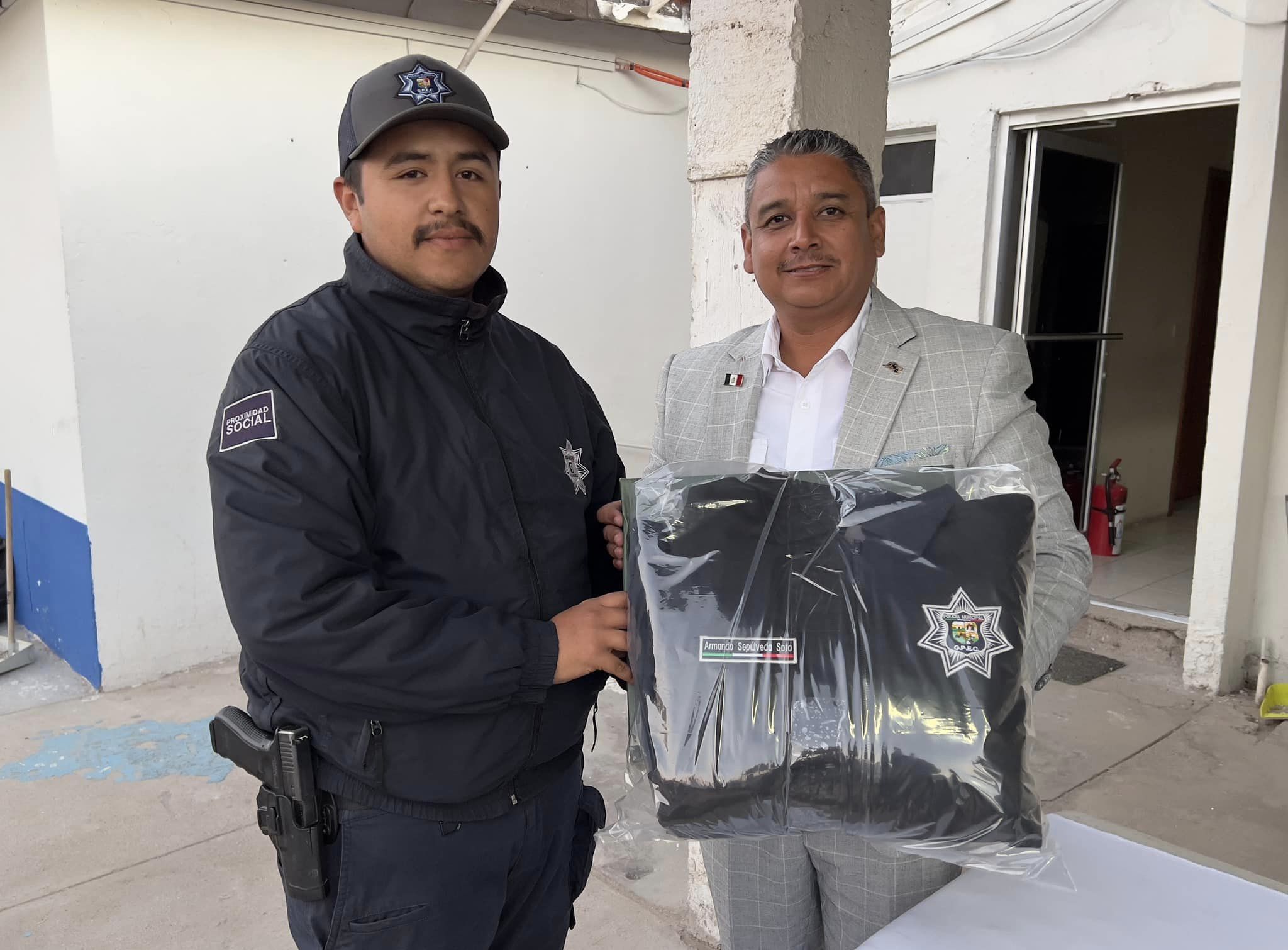Entrega de uniforme completo para todos nuestros elementos de Seguridad ...