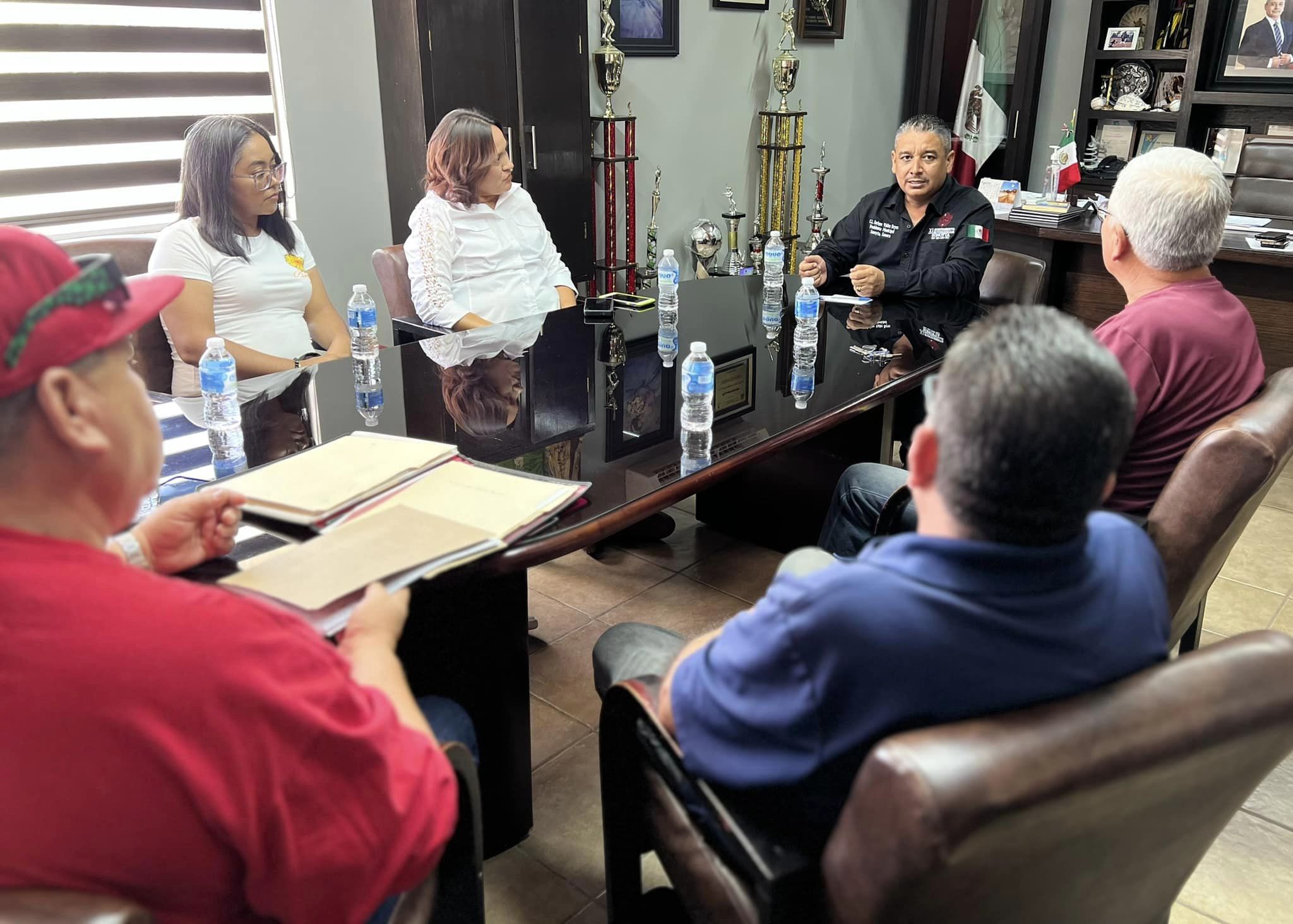 Reunión de planificación de proyectos que vendrán a traer grandes ...