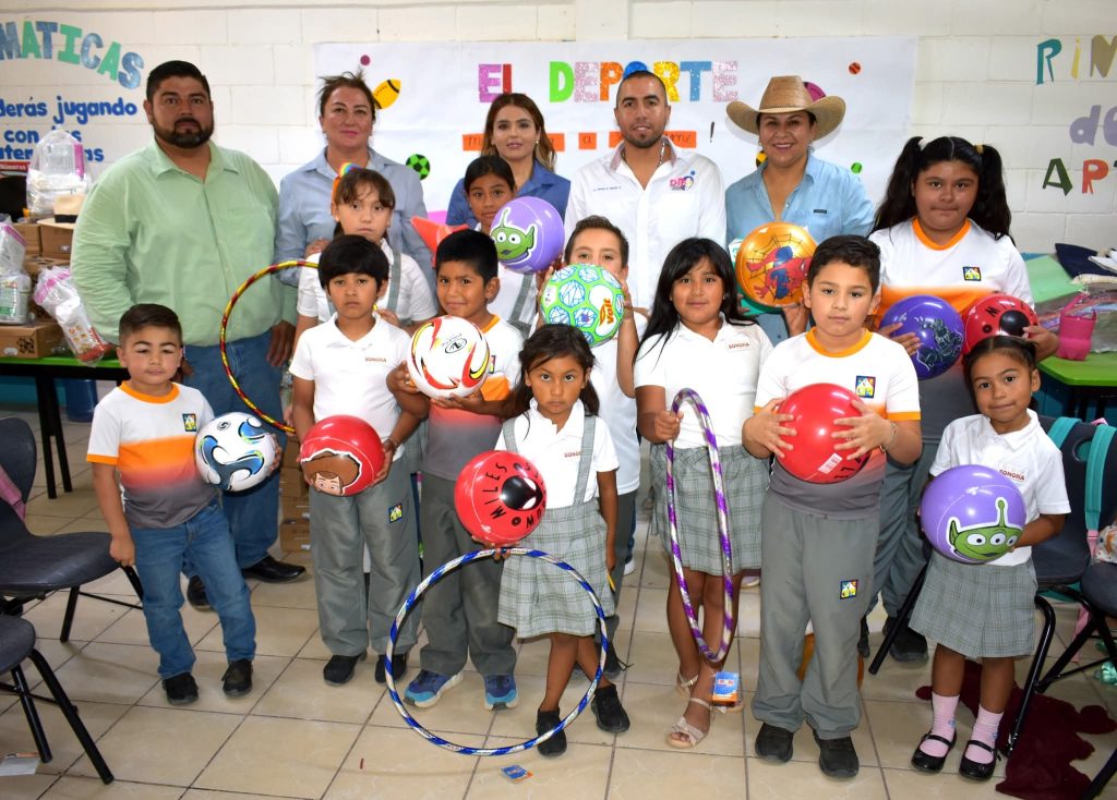 Entrega de Despensas, material de limpieza y equipo deportivo ...